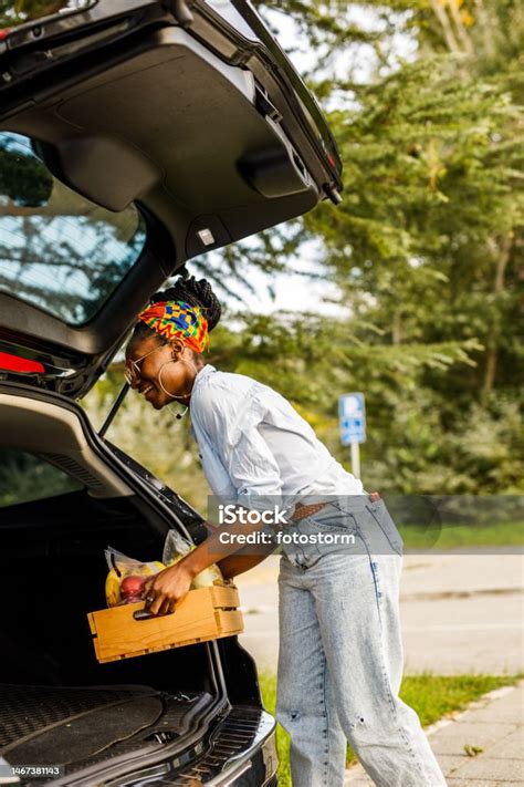 도로변 픽업 중에 자동차 트렁크에 신선한 농산물이 담긴 상자를 싣는 젊은 여성 소기업에 대한 스톡 사진 및 기타 이미지 소기업 자동차 트렁크 20 24세 Istock