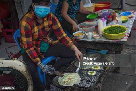 베트남 나 트 랑에에서 거리에 판매 하는 전통적인 지역 음식을 준비 하는 베트남 여자 Rice Paper Food에 대한 스톡 사진 및 기타 이미지 Rice