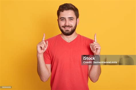 좋은 생각을 가진 젊은 행복한 남자의 초상화를 닫고 검지 손가락으로 가리키고 카메라를 직접 보고 캐주얼 한 옷을 입고 고립 된