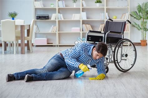 그의 집을 청소하는 휠체어에 장애인 남자 사진 사진 무료 다운로드 Lovepik