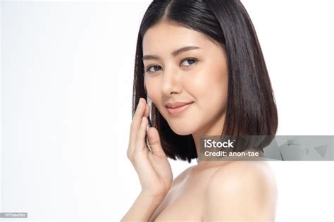 깨끗 한 신선한 피부와 아름 다운 젊은 아시아 여자 짧은 머리입니다 얼굴 관리 얼굴 치료 화장품 아름다움과 건강한 피부와 화장품