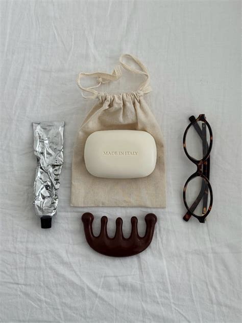 뷰티 에센셜을 사용한 세련된 미니멀리스트 플랫 레이 · 무료 스톡 사진