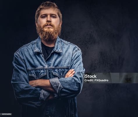 잘생긴 Hipster 남자의 어두운 배경에 교차 팔 포즈 청바지 자 켓 입고 고풍스런에 대한 스톡 사진 및 기타 이미지 고풍