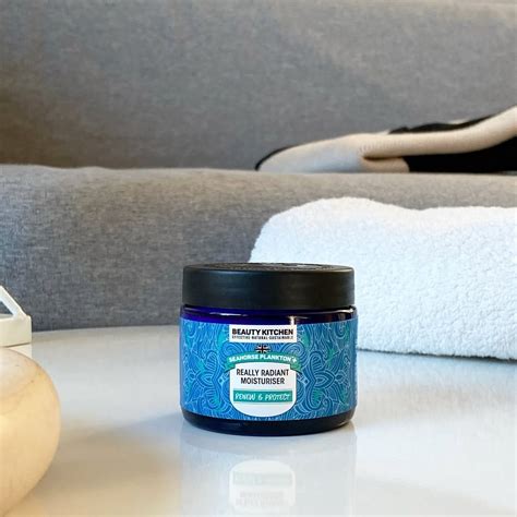 뷰티키친 코리아 ⠀ 𝗡𝗘𝗪 𝗣𝗥𝗢𝗗𝗨𝗖𝗧 영국 플랑크톤 크림 ⠀ 강인한 생명력을 지닌 플랑크톤 성분으로 촉촉하고 건강하게 피부 관리하세요 ⠀ 9종의 에센셜 오일이