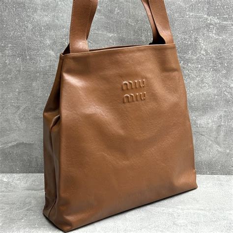 Купить Кожаная сумка хобо Miu Miu с логотипом по цене от 11 900 р в