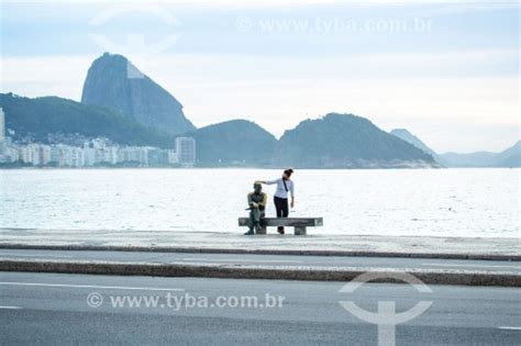 Tyba Online Assunto Mulher Fazando Carinho Na Estátua Do Poeta