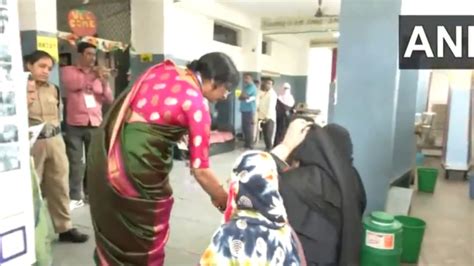 ಮತಗಟ್ಟೆಯಲ್ಲಿ ಮುಸ್ಲಿಂ ಮಹಿಳೆಯರ ನಿಖಾಬ್ ತೆಗೆಸಿ ಗುರುತಿನ ಚೀಟಿ ಪರಿಶೀಲಿಸಿದ