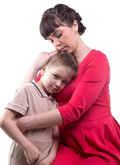 Umarmen Der Liebevollen Mutter Und Ihres Sohns Stockbild Bild Von Hintergrund Schutz