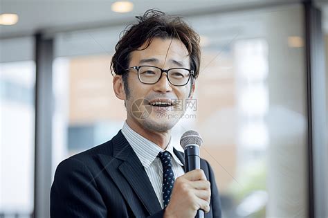 手拿话筒的商务人士高清图片下载 正版图片601084714 摄图网