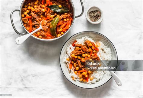 가벼운 배경에 병아리콩과 쌀을 곁들인 슬로우 밥솥 쇠고기 스튜 상단 보기 0명에 대한 스톡 사진 및 기타 이미지 0명
