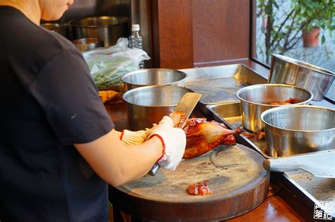 九合烤鴨 台中烤鴨店鴨皮酥脆鴨肉帶汁鮮甜包在麵衣裡口感香氣兼具好吃無誤炒鴨骨就 熱血台中