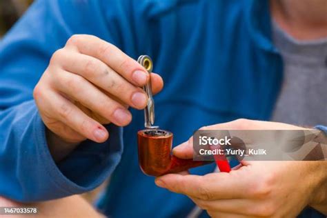담배를 피우기 위해 담배 파이프를 준비하는 남자 손 근접 촬영 남자에 대한 스톡 사진 및 기타 이미지 남자 남자들만 담배 용품 Istock