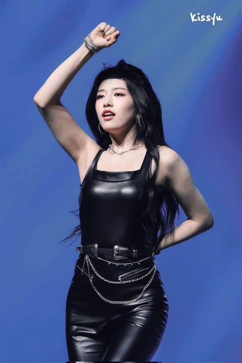짤방📷 아이브 전신 가죽 여형사룩 옷이 터져서 공개된 유진이의 속옷 취향 아이브 덕질deokjil