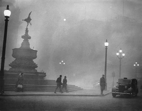 Piccadilly Circus 6th Dec 1952 Flashbak