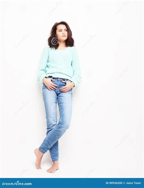 Forma De Vida Moda Y Concepto De La Gente Mujer Joven MES Del Cuerpo Completo Foto De Archivo
