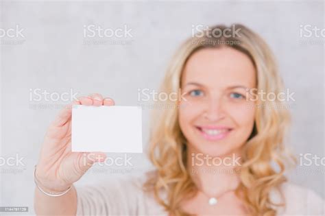 아름 다운 여 자가 복사 공간에 대 한 흰색 카드를 들고 있다 개념에 대한 스톡 사진 및 기타 이미지 개념 곱슬 머리