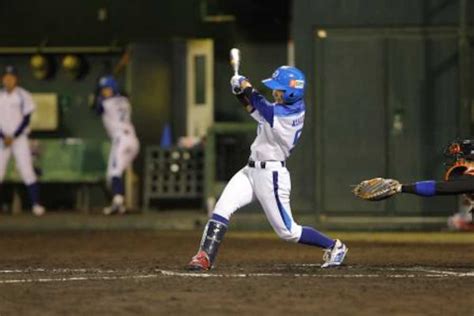 ＜愛知ディオーネ・埼玉アストライア＞5回1死一、三塁、勝ち越しの右前適時打を放つ愛知ディオーネ・中田 ― スポニチ Sponichi Annex 野球