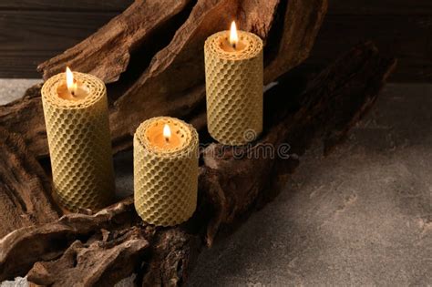 Hermosas Velas De Cera De Abejas Encendidas En El Interior Imagen De Archivo Imagen De Espacio