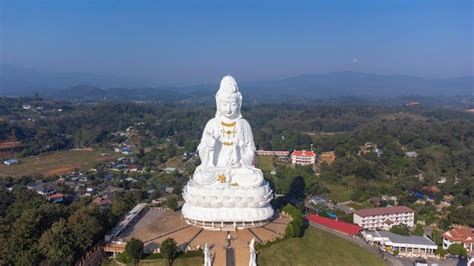 Vista aérea do grande buda guan yin buddha no templo wat huay pla kung