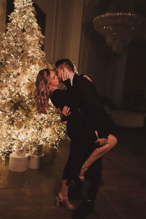 Красивая пара у новогодней елки Зимние свадебные фото Рождественские фото пар Рождественские
