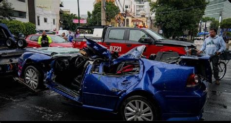 Árbol aplasta un automóvil con una familia dentro en la CDMX