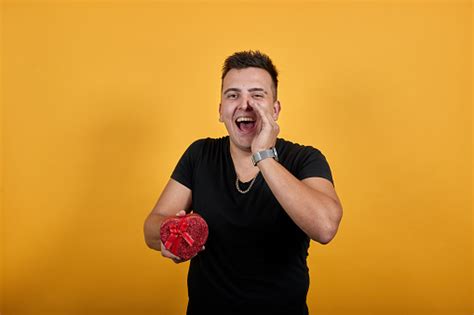 잘 생긴 젊은 남자 미소 손바닥으로 얼굴을 덮고 빨간 상자를 유지 갈색 머리에 대한 스톡 사진 및 기타 이미지 갈색 머리 개념 검은색 Istock