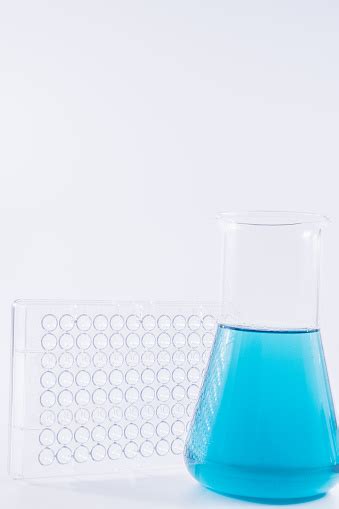 연구 과학 및 클리닉 배경입니다 96 잘 마이크로 플레이트 및 실험실 비 커 다채로운 액체와 시 약 Stem 주제에 대한 스톡