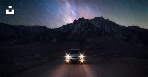 낮 동안 도로에 자동차 사진 Unsplash의 무료 배경 이미지