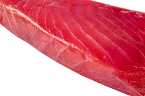 흰색 배경에 고립 된 노란색 지느러미 참치 스테이크 화이트에 고립 된 신선한 희귀 참치 스테이크 원시 옐로 핀 참치 필레 질감 배경 신선한 참치 고기 참치 고기 조각의 상단