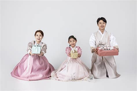 가족 선물 들고 있는 사진 이미지 유토이미지 상세페이지 베이직샵 사진 22212100