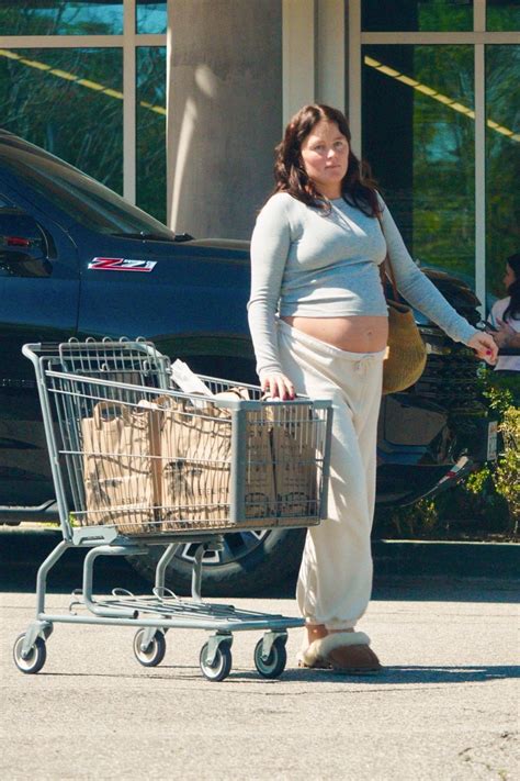 Pregnant Olivia Millar Out For Grocery Shopping In Calabasas 04 10 2023