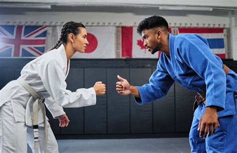 가라데 Mma 및 교사와 학생과의 체력 훈련 및 운동 스포츠 및 건강을위한 운동 체육관 스튜디오에서 싸움 전투 또는 자기 방어
