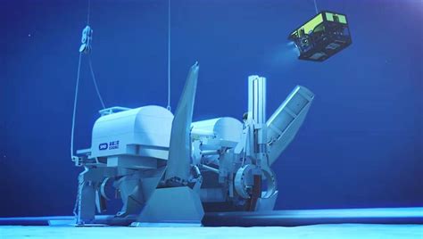 我国首次深水犁式挖沟机海试成功 中国石油石化