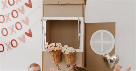 골판지 집에서 놀고 있는 아이들 · 무료 스톡 사진