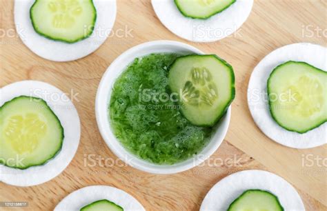 오이 퓌레 오이 슬라이스와 면 패드 홈메이드 페이셜 마스크 나 스킨 토너를 준비하기위한 성분 자연 미용 트리트먼트 레시피와 제로 폐기물 복사 공간 0명에 대한 스톡 사진 및