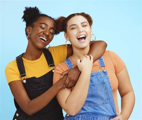 Mujeres jóvenes felices lesbianas y pareja con marketing de moda y