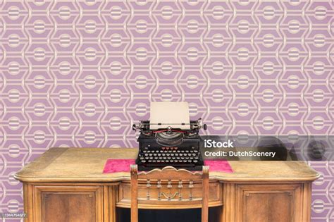 70 년대 보라색 벽지 앞에서 빈티지 타자기와 고대 나무 책상 1970 1979 년에 대한 스톡 사진 및 기타 이미지 1970 1979 년 사무실 의자 책상 Istock