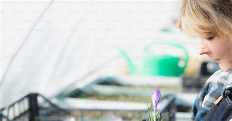 화분을 손에 들고 있는 여자 사진 Unsplash의 원예 이미지