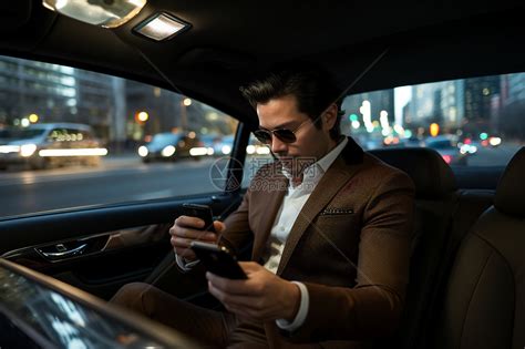 车辆后座的商务男士高清图片下载 正版图片600665086 摄图网