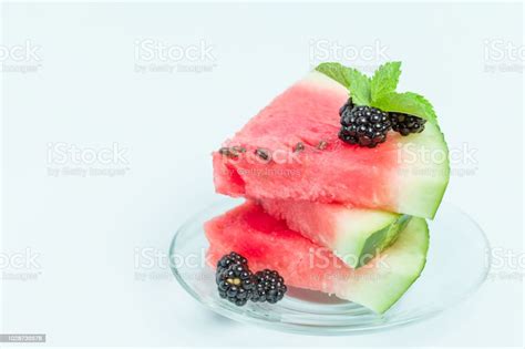 수 박 블루 파스텔 배경 복사 공간에 블랙베리와 민트 잎과 파이 슬라이스 0명에 대한 스톡 사진 및 기타 이미지 0명