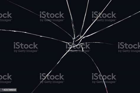 검은 배경에 균열이있는 질감이 깨진 유리 추상 금이 간 화면 금이 간에 대한 스톡 사진 및 기타 이미지 금이 간 유리 재료