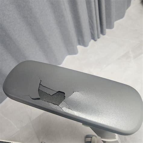 6년정도 된 시디즈 의자 팔걸이가 깨졌습니다