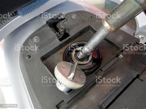 남자는 주유소에서 가솔린과 그의 스쿠터의 탱크를 채우고 가솔린에 대한 스톡 사진 및 기타 이미지 가솔린 고객 교통 Istock