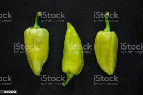 세 신선한 녹색 노란색 고추는 검은 콘크리트 석고에 평행하게 놓여있다 상단 보기 Minimalism 0명에 대한 스톡 사진 및 기타 이미지 Istock