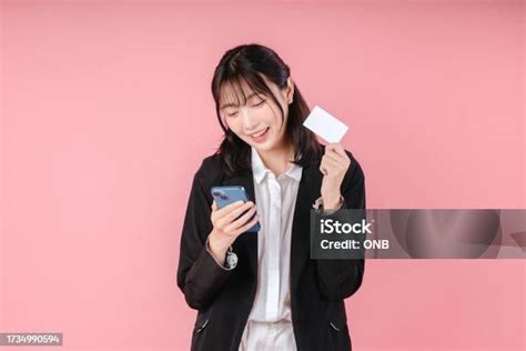 전화와 신용 카드를 가진 행복한 놀란 여자 온라인 쇼핑 개념입니다 경영자에 대한 스톡 사진 및 기타 이미지 경영자 귀여운