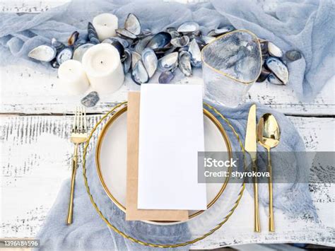 축제 결혼식 생일 칼 붙이와 접시가있는 파티 테이블 설정 메뉴 모형 수직 빈 종이 카드가있는 우아한 현대 레스토랑 메뉴 템플릿 지중해 저녁 식사 메뉴 디자인 개념에 대한