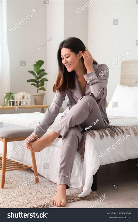 Young Asian Woman Touching Her Foot库存照片2154546581 Shutterstock