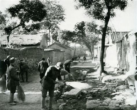部队认真执行“三大纪律、八项注意”，每到一处，都要把宿营地打扫得干干净净