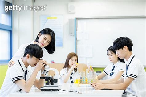 고등학생 실험실 연구소 과학실험 사건 교복 중고등학교 학교건물 현미경 관찰 남학생 십대 인간의나이 학교과학실험 과학 교사 교육직