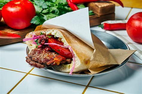 맛있는 길거리 음식 토마토 양파 소스 흰색 배경에 쇠고기 버거피타 그리스 요리 보기를 닫습니다 0명에 대한 스톡 사진 및 기타 이미지 Istock